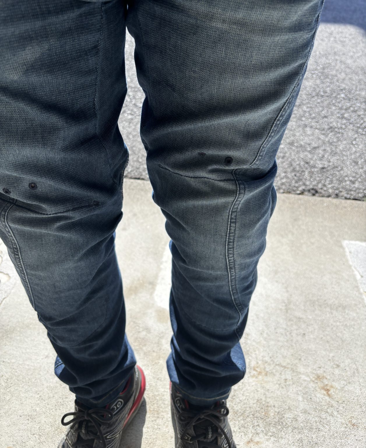 【ライダー必見】2024年版・空冷式ジーンズレビュー。夏はこれで乗りきるッ！ | Hiroiro